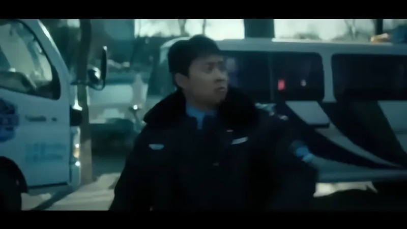 城管暴力执法,当街抽打摆摊大爷一巴掌,一旁路人出手了