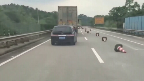 行车记录仪:大货车就是这么任性,谁都别想超车,谁也别想掉队
