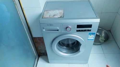 美的滚筒洗衣机不排水怎么办?右下角有个秘密空间,自己就能解决