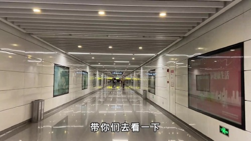 广西南宁,麦田里商业街,商铺全部关门了,旁边居然还在招商