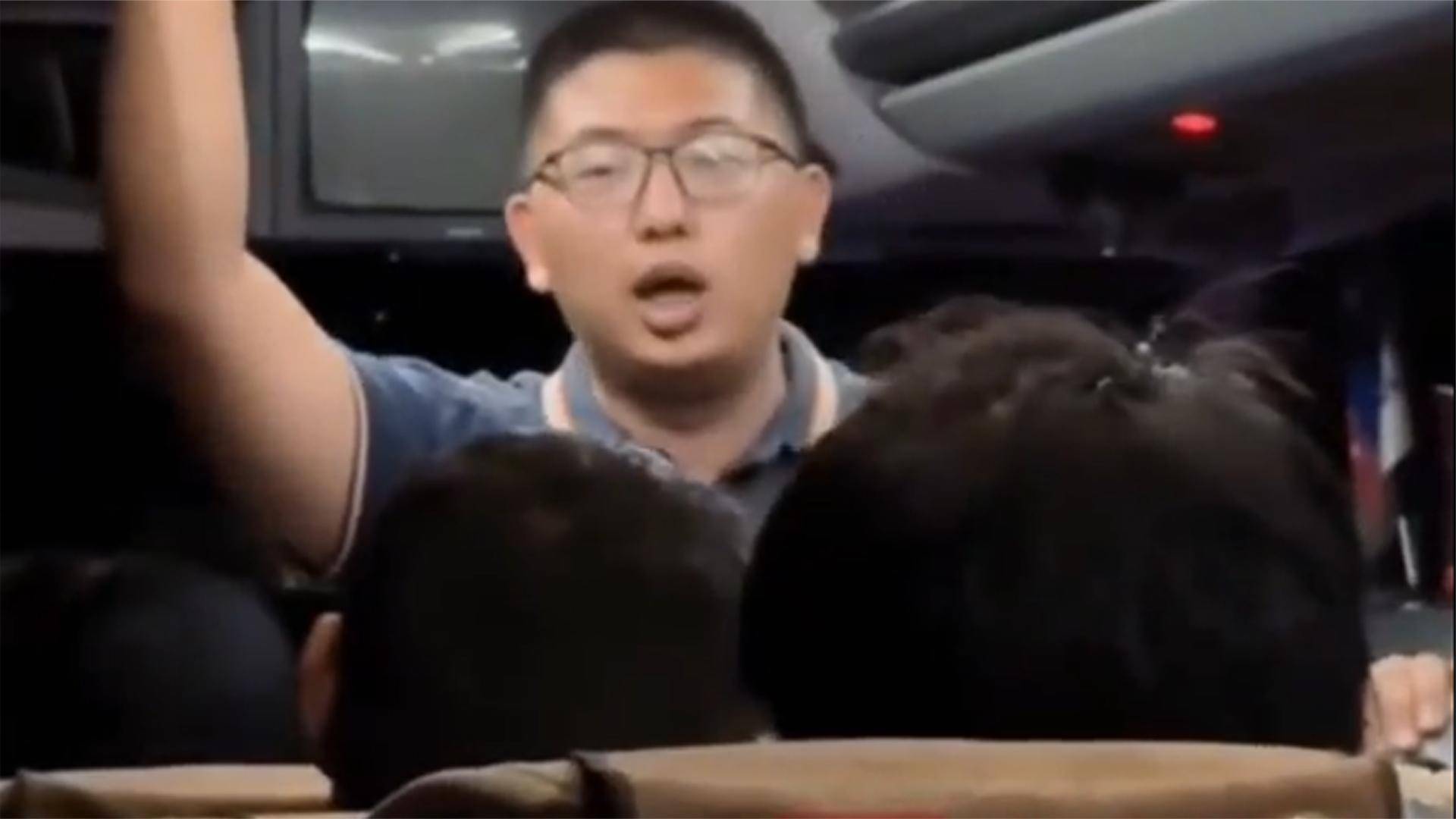 “到了这里就安全了!”中国公民撤离伊朗大巴上,实拍暖心一幕