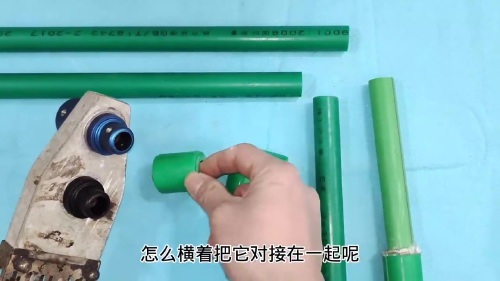 在工地上,水电工面临无头无弯的困境,如何巧妙热熔水管?