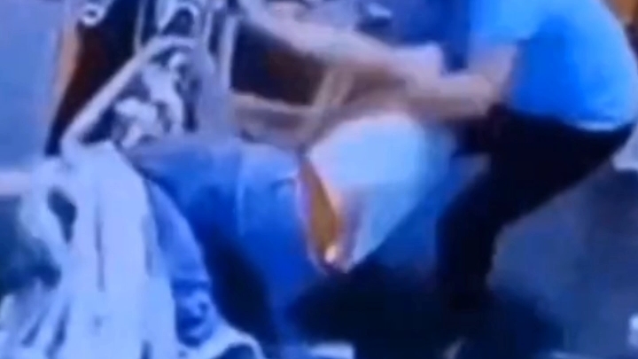 员工被工厂材料卷入机器!从业人员一定要遵守操作规程