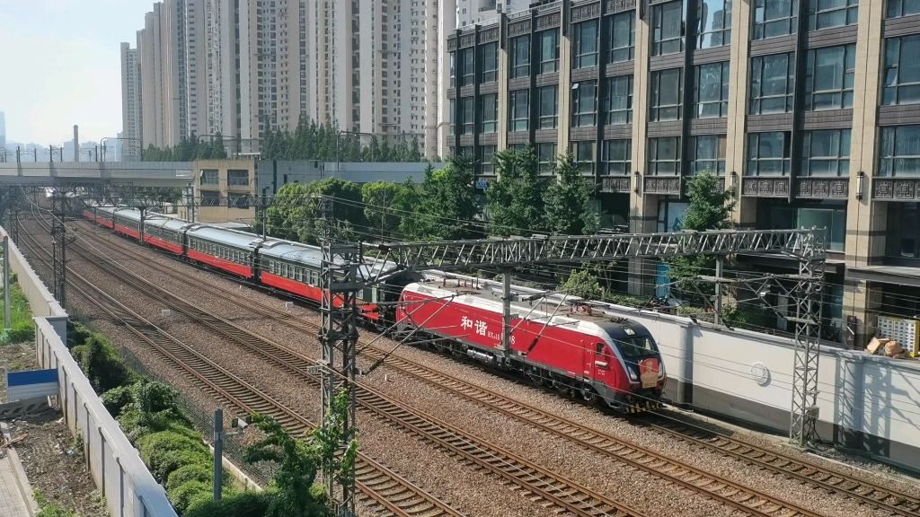 ...的G7268次列车&CRH380CL担当的G7209次列车通过中山北路桥机位