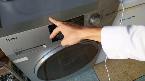 海尔滚筒洗衣机洗一半报E1门锁故障