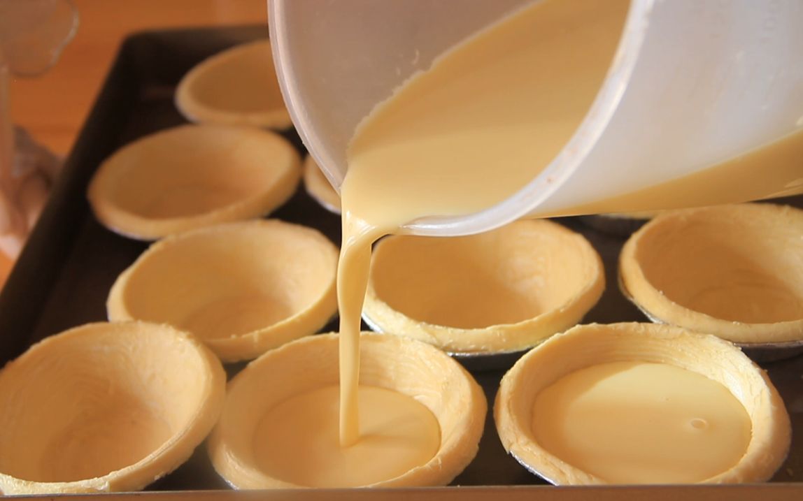蛋挞的做法“不用打发”吃起来爽滑细嫩,一口一个奶香四溢!