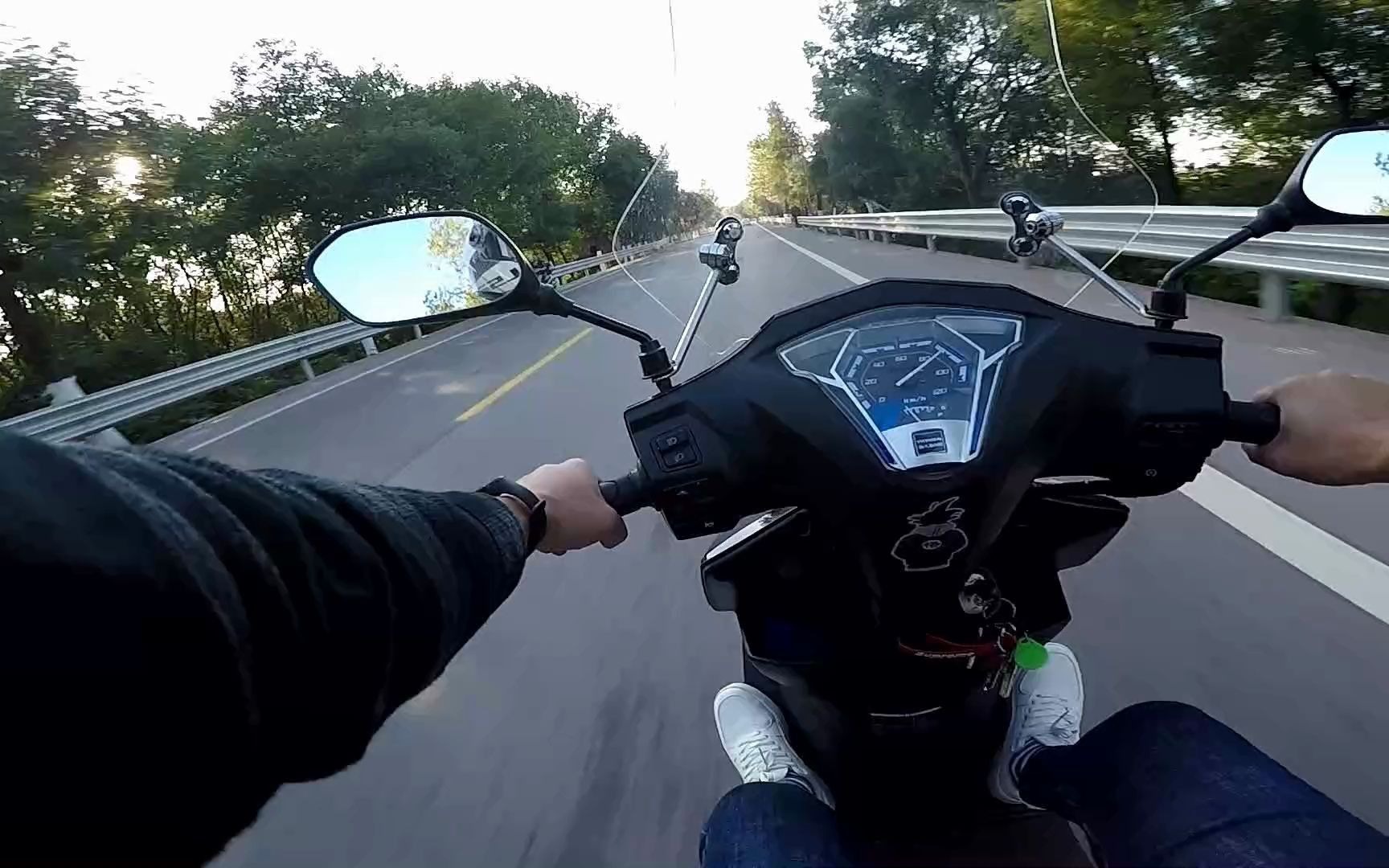 【摩托车骑行vlog】本田小踏板跑国道油门到底表显才上90码 想超车...