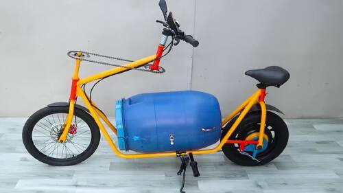 伙巧妙用塑料桶搭配钢管支架居然造出一辆独具创意的电动车