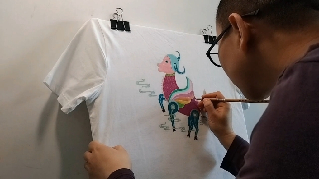 传统纹样北宋织锦《球路双羊纹》手绘T恤,和沐梓的画一起来一场文化...