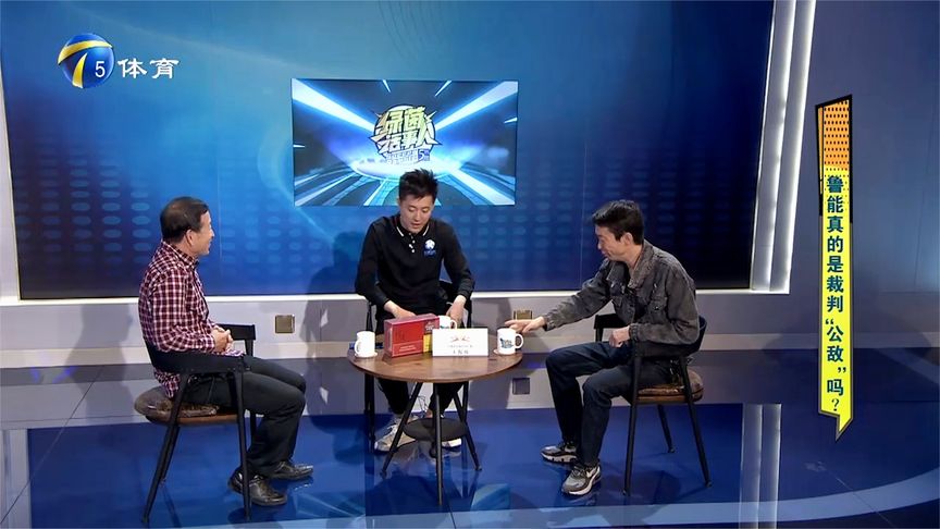 频频抢镜备受争议,中超裁判陷诚信危机,我们为什么不相信裁判?
