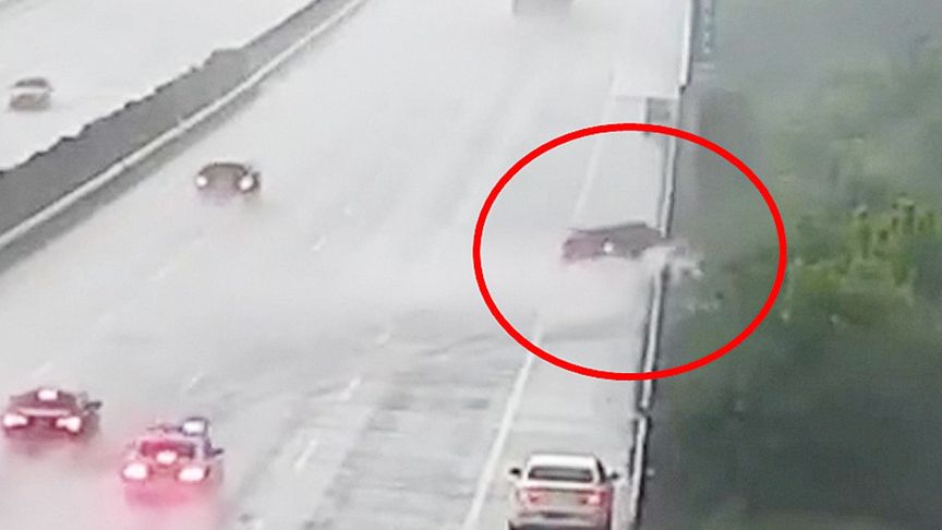 高速路护栏有多硬?监拍:宝马X5失控连续撞车 轮胎撞飞险坠桥