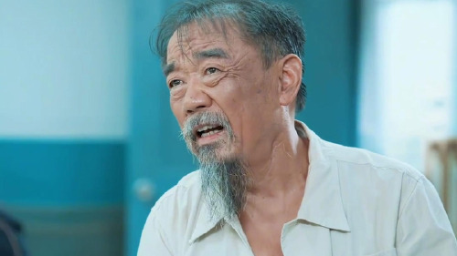 爷爷开家长会紧张无措,暖心老师一句话守护孩子尊严,感动全场!