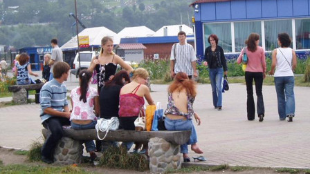 中国小伙在俄罗斯旅游,没想到被当地美女围观,还不让他一个人走