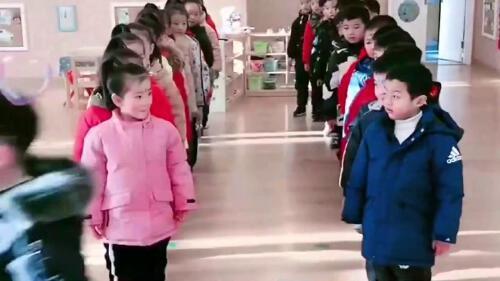 幼儿园老师让学生选择自己的女伴,没想到年纪不大,就已经有了审美观!