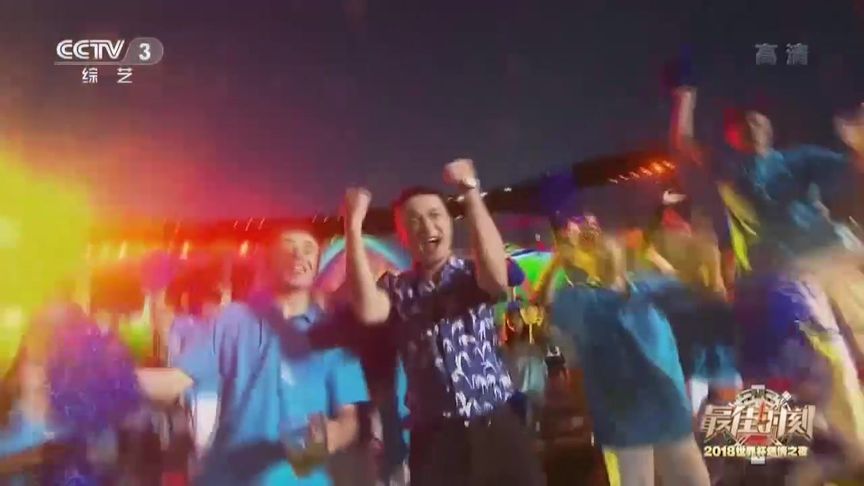 技巧啦啦操表演队携手花式足球队,表演世界杯经典歌曲串烧