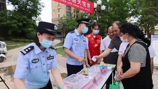 天悦湾社区联合公安局缉毒大队开展禁毒宣传活动