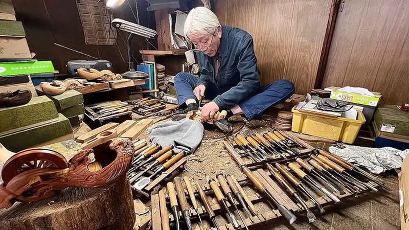 日本传统墨斗制造过程,花甲工匠手工雕刻,既是工具更是艺术品