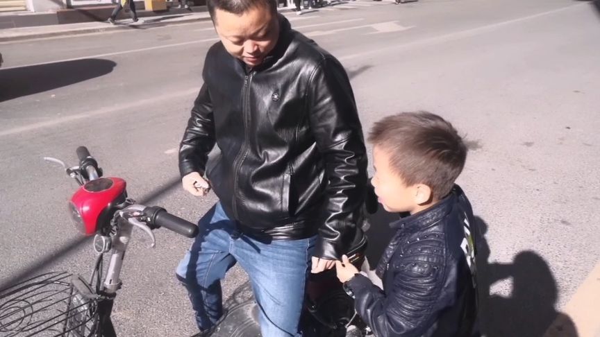 儿子情愿坐电动车也不愿坐小车,明知违章还走机动车道,但没办法