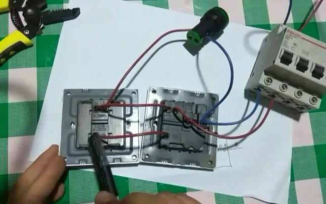 电工知识:一个双控开关加一个单开五孔的接线,两种接法,非常实用