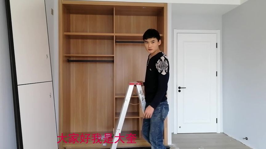 推拉门的衣柜简单大方,最重要的是节省空间