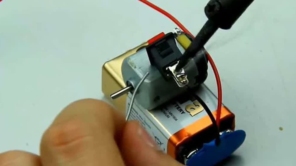 DIY电动迷你小汽车,用瓶盖当做轮子,真的太酷了