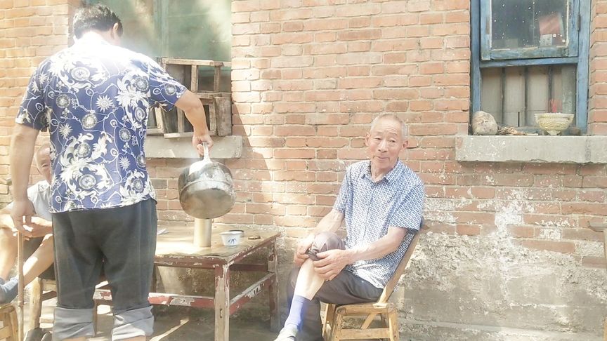 实拍南阳地道的老茶馆,仍保持着70年代的风格,进入茶馆恍如隔世