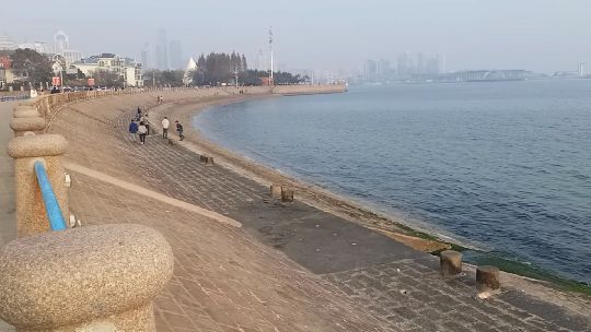 从这里,我带你到青岛海边——国家税务局和开发银行在路边