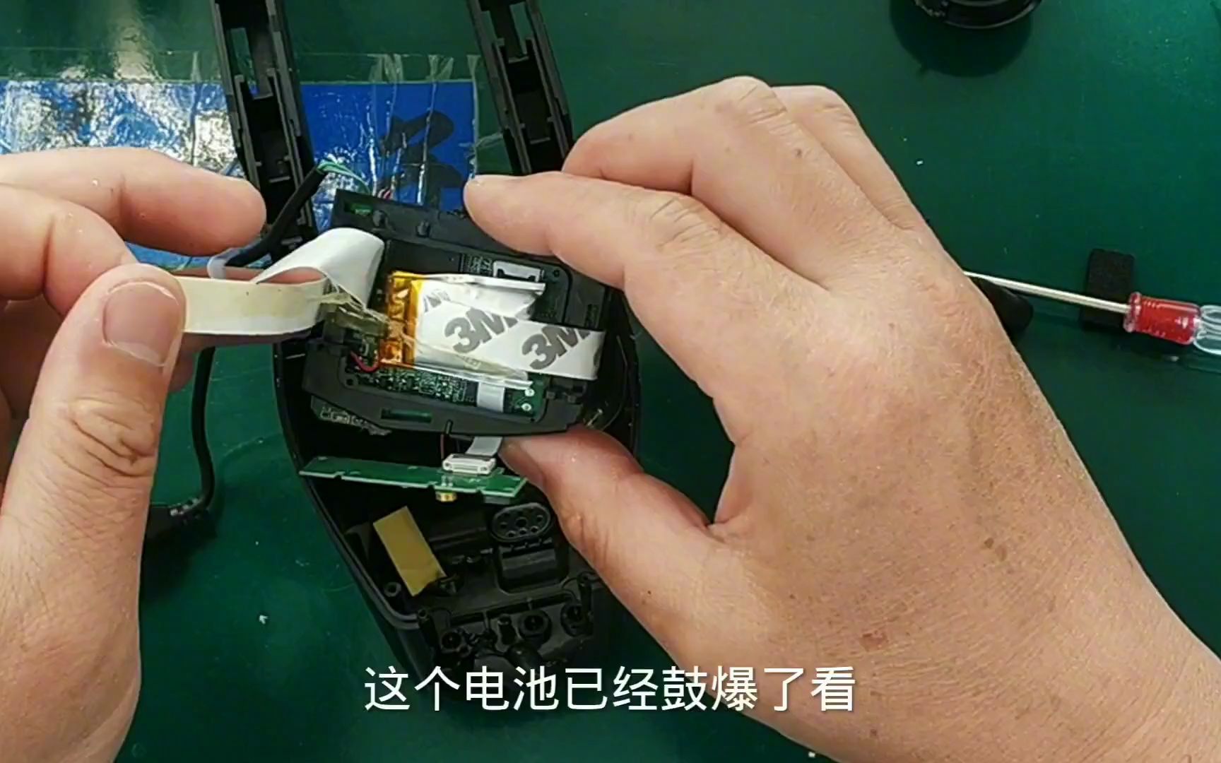 隐藏式行车记录仪死机 不录像 拆开一看问题很简单