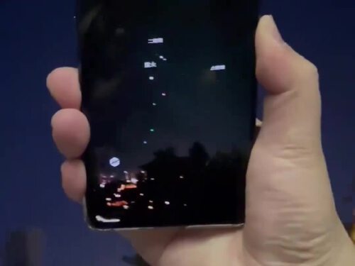 月球旁边呈三角形的三颗星星是什么