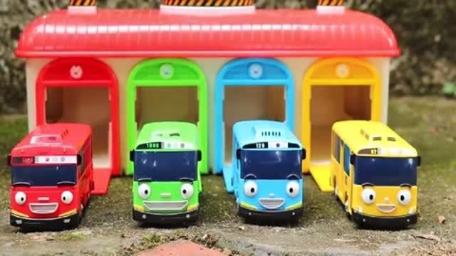 小朋友们都放学了,幼儿园的校车们要出动了