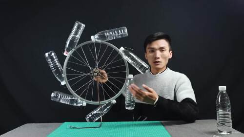 揭秘:国外的车轮永动机,靠水的重力获取动力,还原全部实验过程
