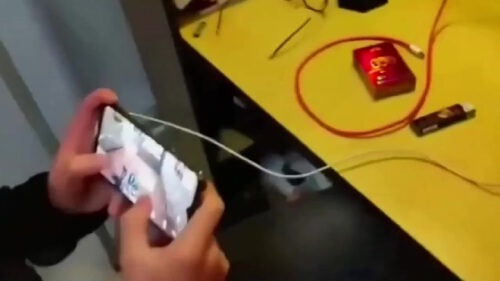 WiFi不稳定,用充电线给它拴住连到手机稳一点