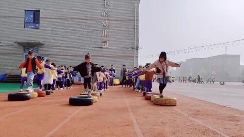永宁镇中心幼儿园  激发幼儿探索轮胎的多种玩儿法,感受团队合作的...