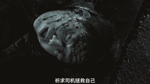 外卖小哥被卡车撞飞十米远