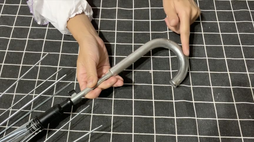 家里的旧雨伞别丢了,拿下伞柄粘在家里,太实用了