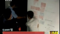 江西:男子举刀砍民警 幸好警官证挡刀 都市热线 170910
