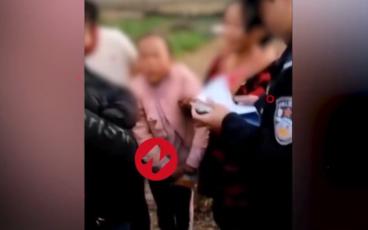 人贩子拐3小孩被村民发现后暴打【网曝人贩子在一村庄,将3小孩藏...