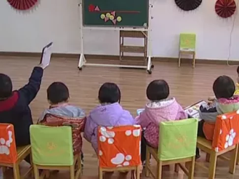幼儿园小班数学优质课展示《图形宝宝排排队》_王老师(江苏省第六届...