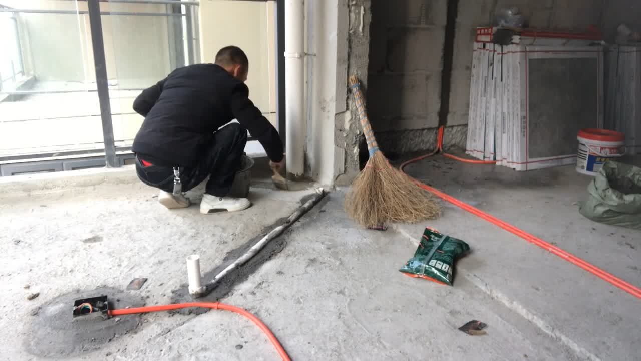 家装防水很重要,第一步清理垃圾,刷堵漏王