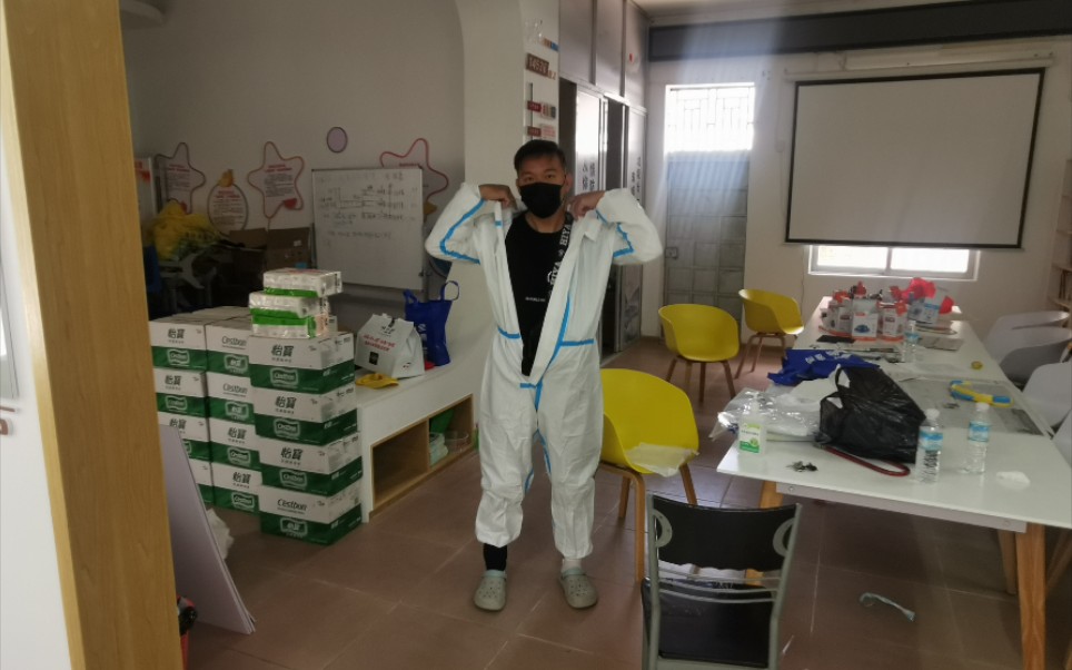 ...服务,你们的私信和微信我收到了,就不一一回复了。保重兄弟姐们们!