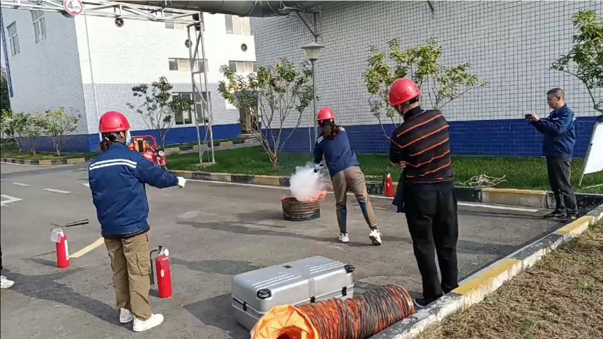 全厂员工参加消防演练,亲自使用二氧化碳灭火器灭火,做的非常好