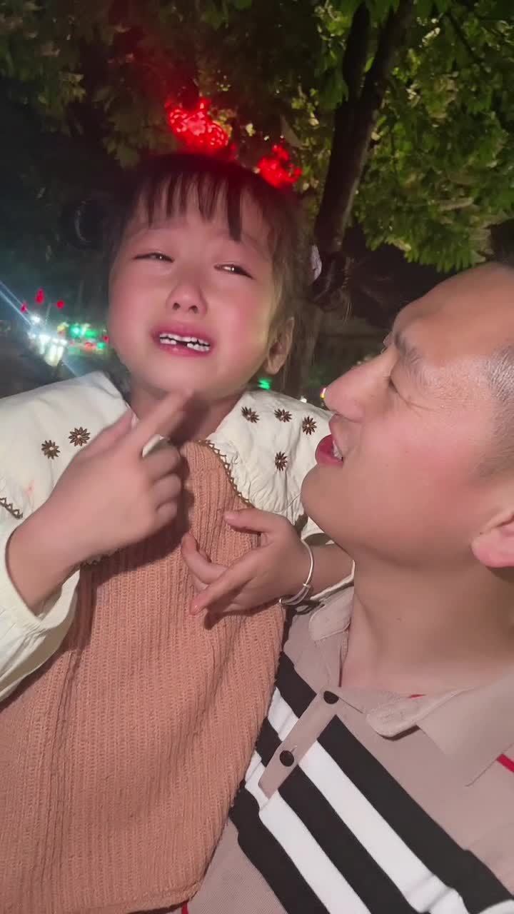 牙齿活动啦,正好好的玩着,结果偶然间爸爸碰了老二一下,牙齿碰掉啦,...