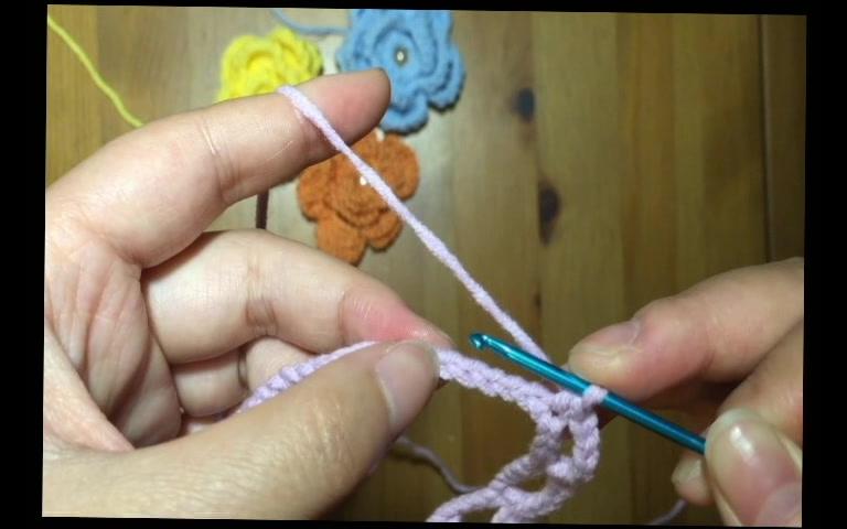 【编织花朵】原来饰品店卖的毛线小花是这样做的呀,果然够简单