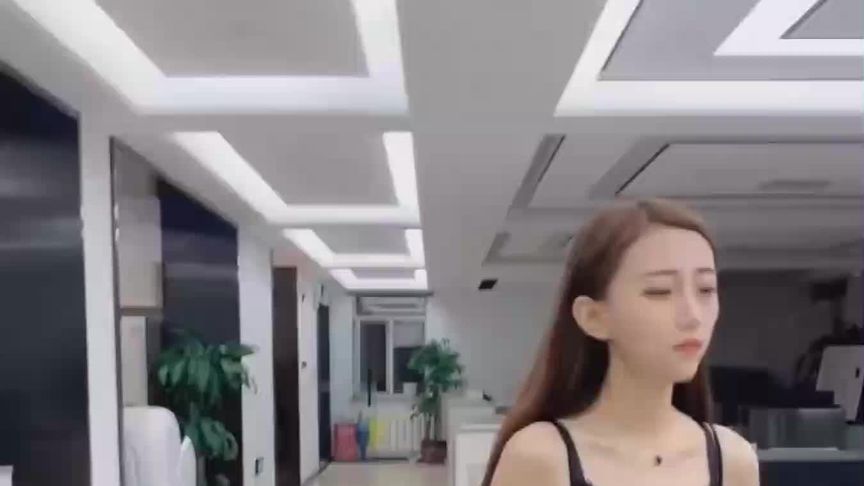 美女老板让小伙把会议内容做成ppt格式的,小伙不会,结果太惨了
