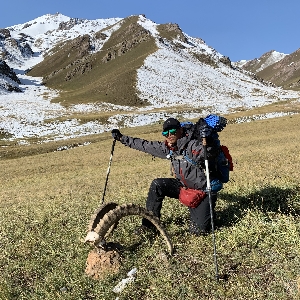 玩登山杖的大鹏 