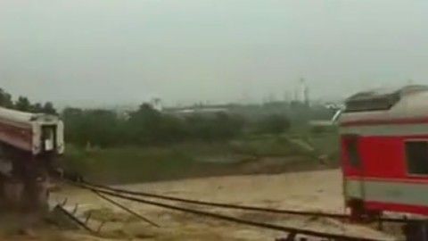 火车掉水现场