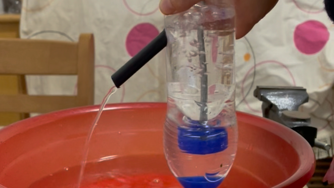 一个可乐瓶子制作一个抽水机