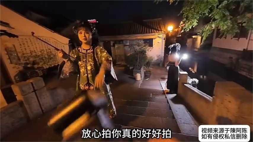 男子拍照遇到“富婆”,人美又大方,路人小哥都看呆了