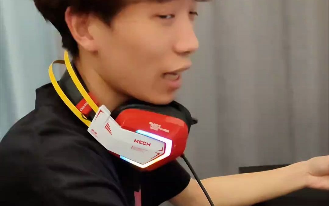 家人们,众所周知我们酒店标配卓威显示器,所以教一下怎么调电竞酒店 ...