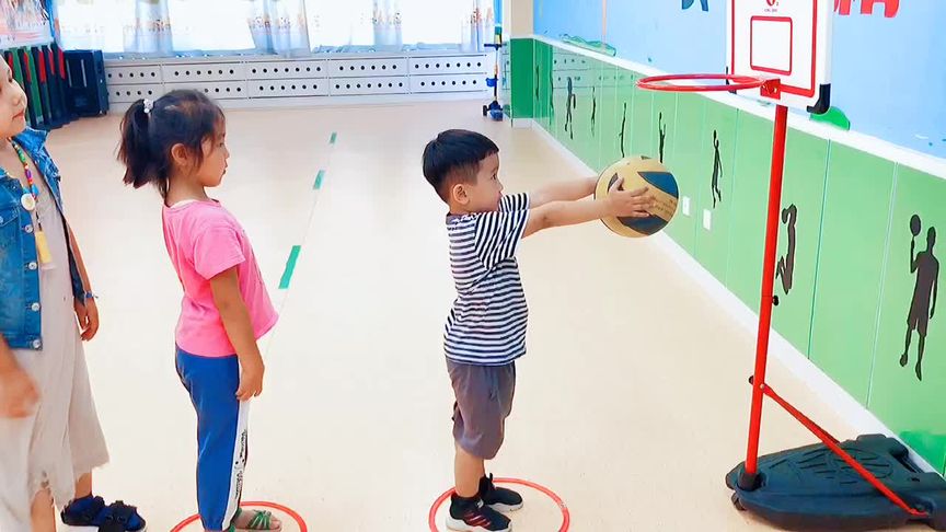 瞄准➡️装子弹➡️发射。幼儿篮球启蒙,双手胸前投篮ߏ